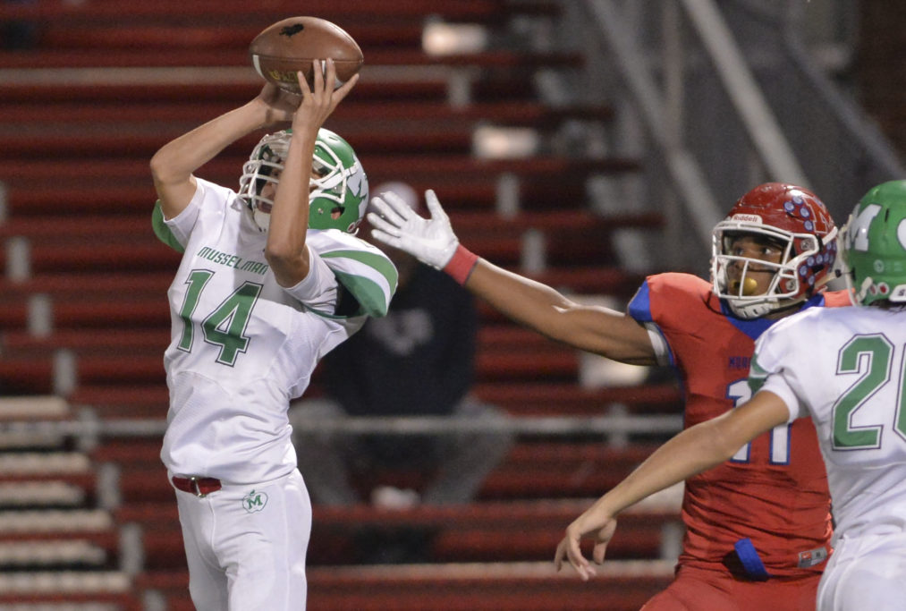 Applemen stay perfect by holding off Morgantown, 13-7 - WV MetroNews
